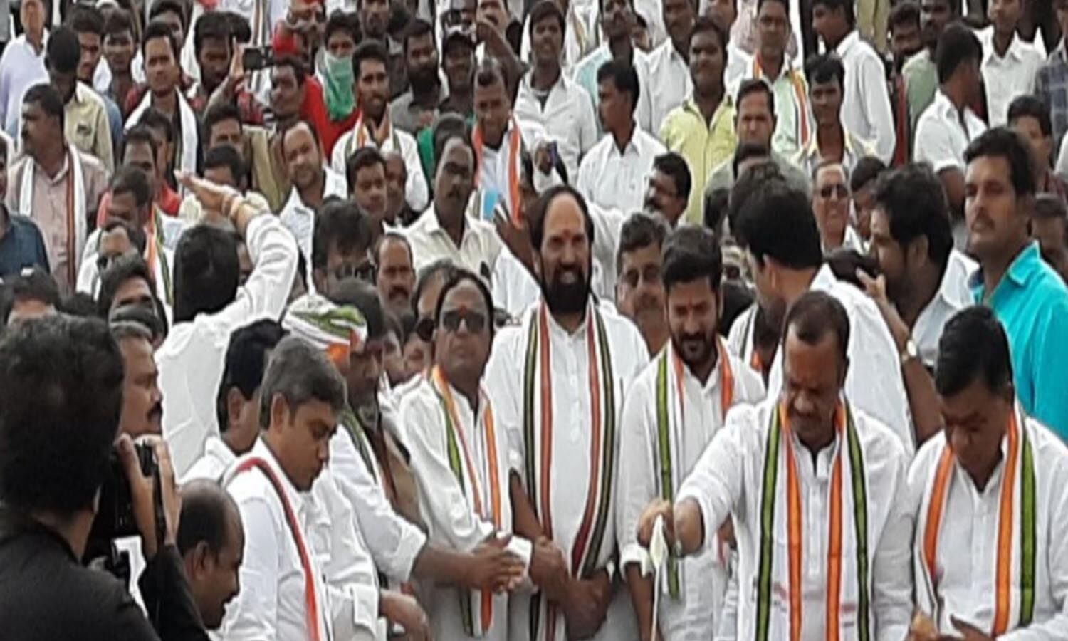 ఒకే వేదికపై రేవంత్, కోమటిరెడ్డి | pcc chief revanth reddy and mp ...