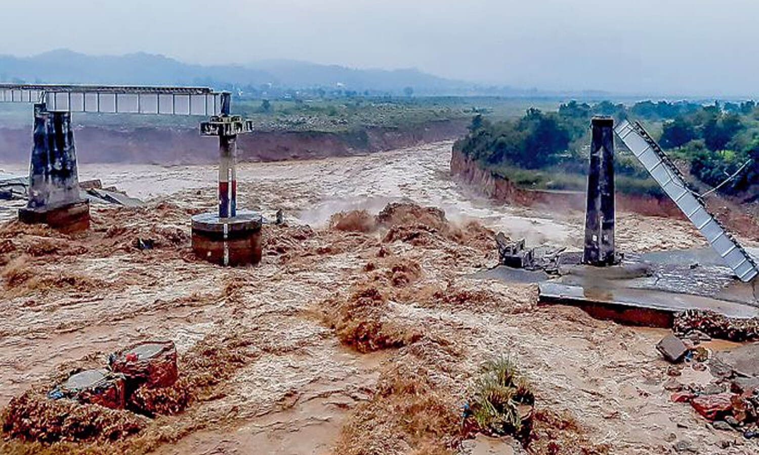 భారీ వరదలు.. ఒక్కరోజే 33 మంది మృతి | 33 Dead As Heavy Rain Causes Flash ...