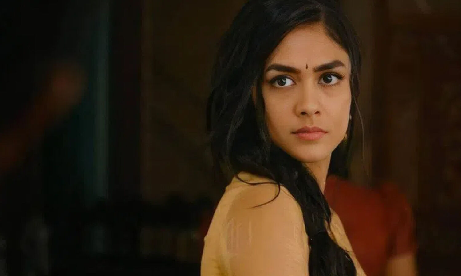 నా డ్రీమ్ బాయ్ అలా ఉండాలి : సీతారామం బ్యూటీ మృణాల్ | Mrunal thakur ...