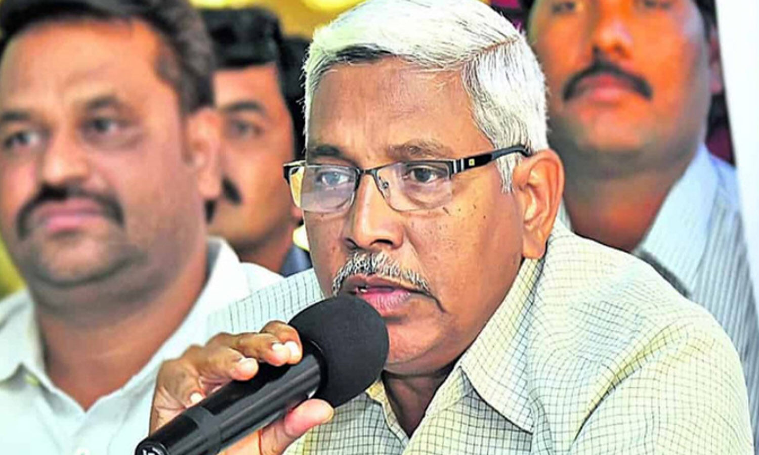 ఆచార్యా... పాఠాలు పని చేయడం లేదా? | professor kodandaram did not excel ...