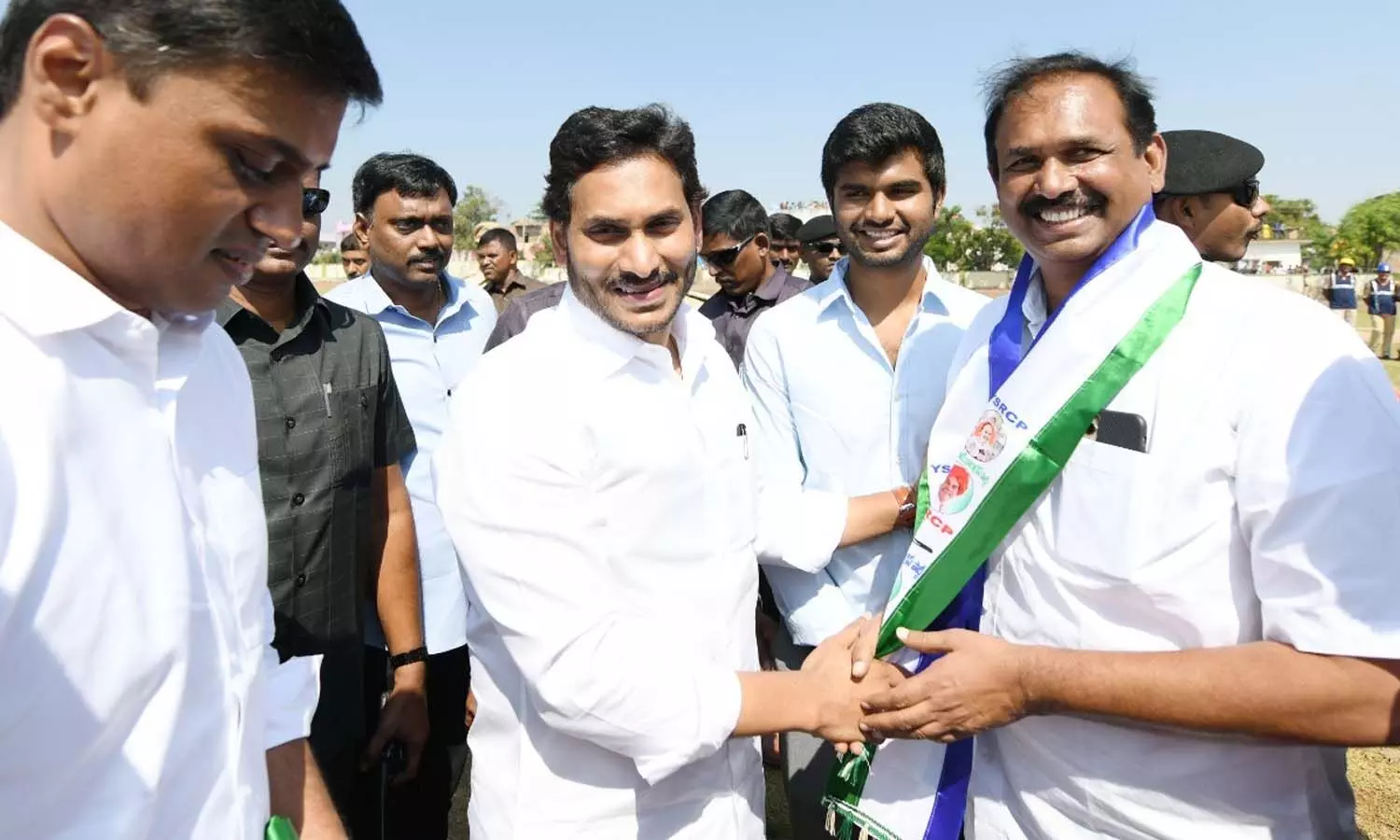 వైసీపీలో చేరిన టీడీపీ మాజీ ఎమ్మెల్సీ | ex tdp mlc naresh kumar reddy has joined ycp. he joined ...