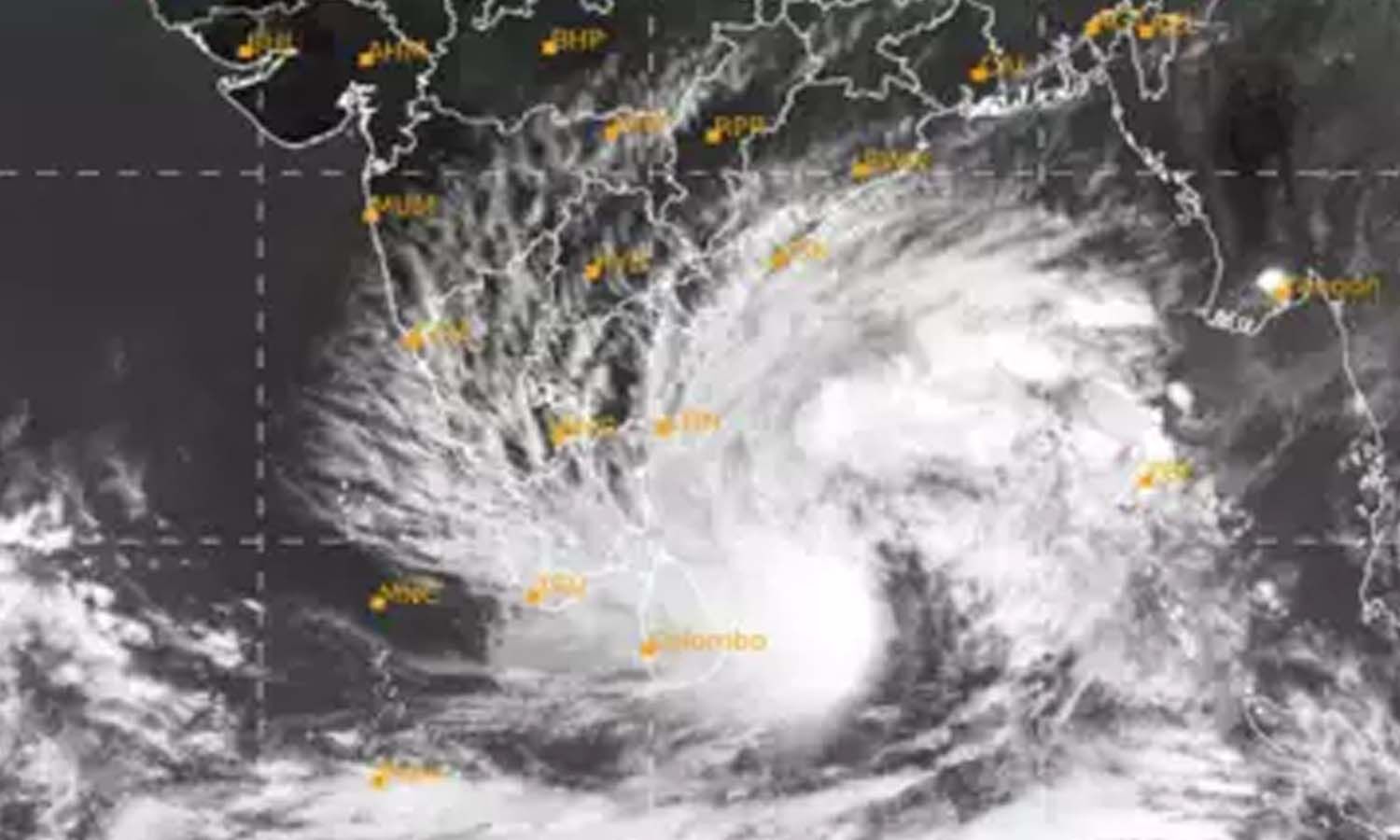 తీరం దాటిన మండూస్.. ఒకటే వర్షం | as cyclone mandus crossed the coast, andhra pradesh, tamil nadu ...