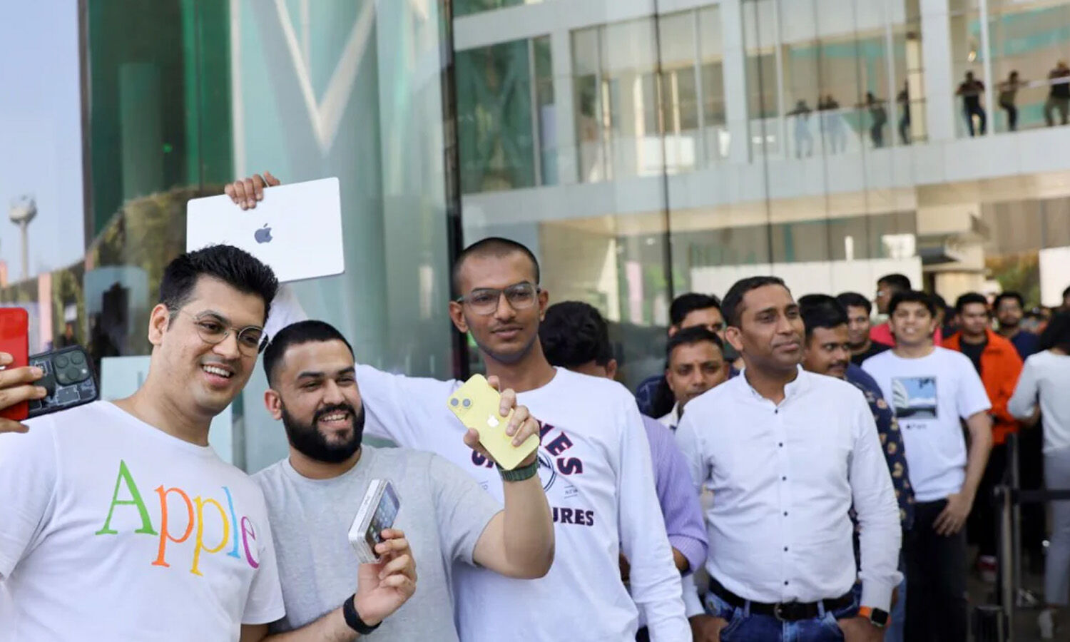 తొలి యాపిల్ స్టోర్ ప్రారంభం | first apple store opened in india. this ...