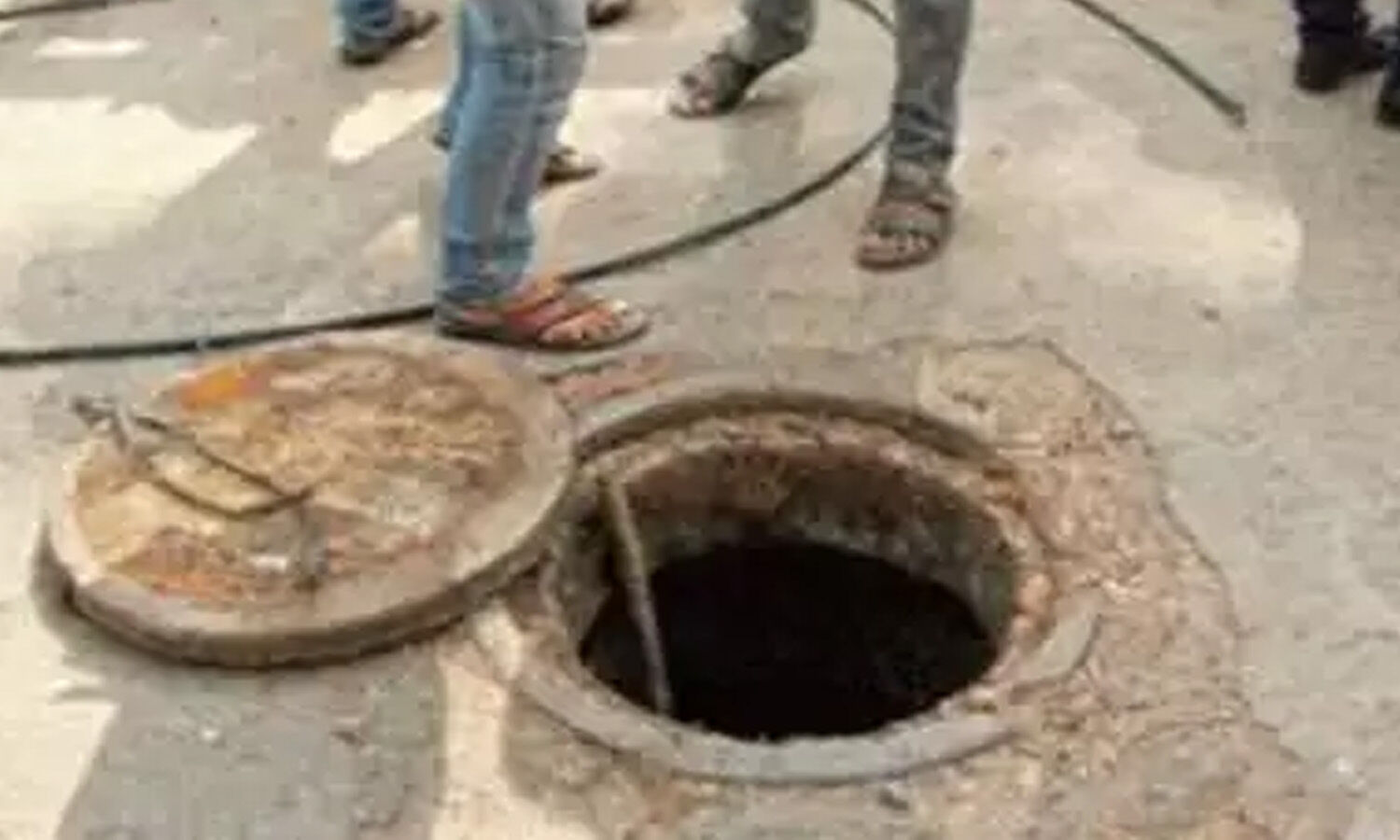 మ్యాన్‌హోల్‌లో పడి బాలిక మృతి | incident of girl's death after falling ...