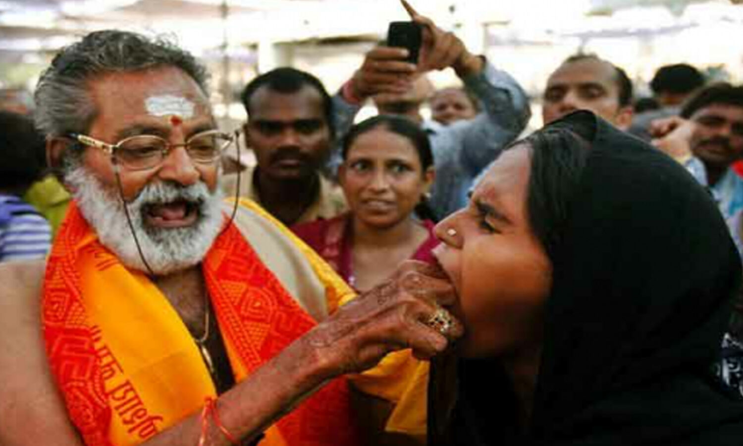 చేపప్రసాదం పంపిణీ ప్రారంభం.. శాఖాహారులకు ప్రత్యేక ఏర్పాట్లు | bathini ...