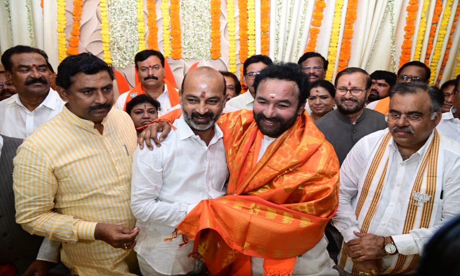 వాళ్లను టార్గెట్ చేస్తూ.. కిషన్ రెడ్డి ముందే బండి సంజయ్ స్పీచ్ | bandi ...