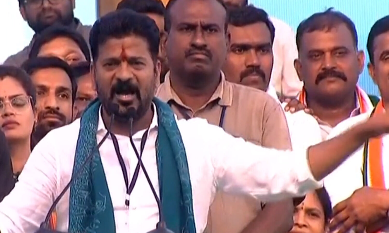 Revanth Reddy : రేవంత్ ప్రమాణం ముహూర్తంలో మార్పు | revanth reddy will ...