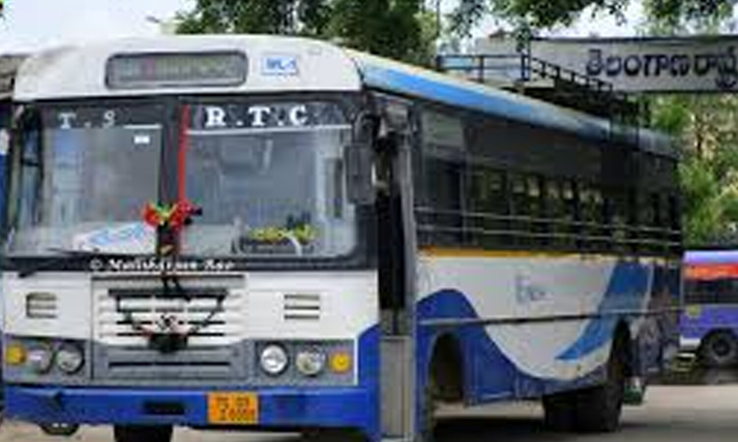 వరంగల్ డిపో ఆర్టీసీకి తప్పిన ప్రమాదం | rtc bus going from hanamkonda to warangal met with a big ...