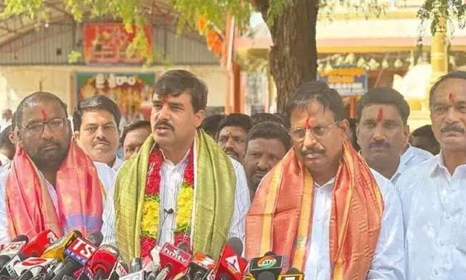 డీకే అరుణ 12 కోట్లు డిమాండ్ చేశారు | congress leader vamsi chander ...