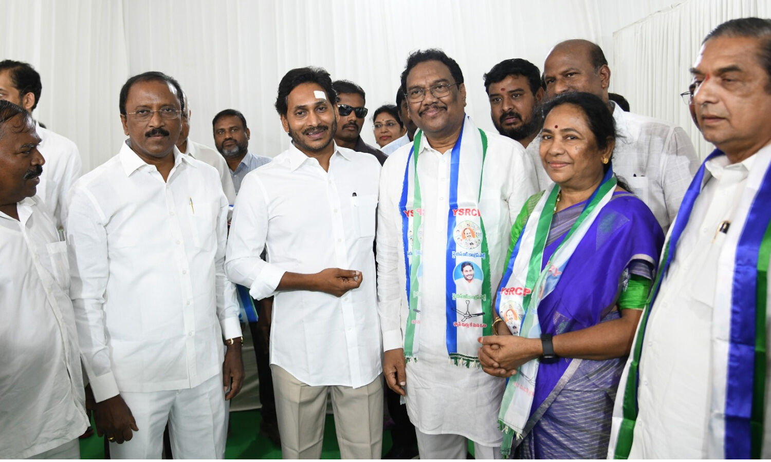 YSRCP : వైసీపీలో చేరిన జనసేన నేతలు | amalapuram jana sena leader dmr sekhar joined ysrcp in the ...