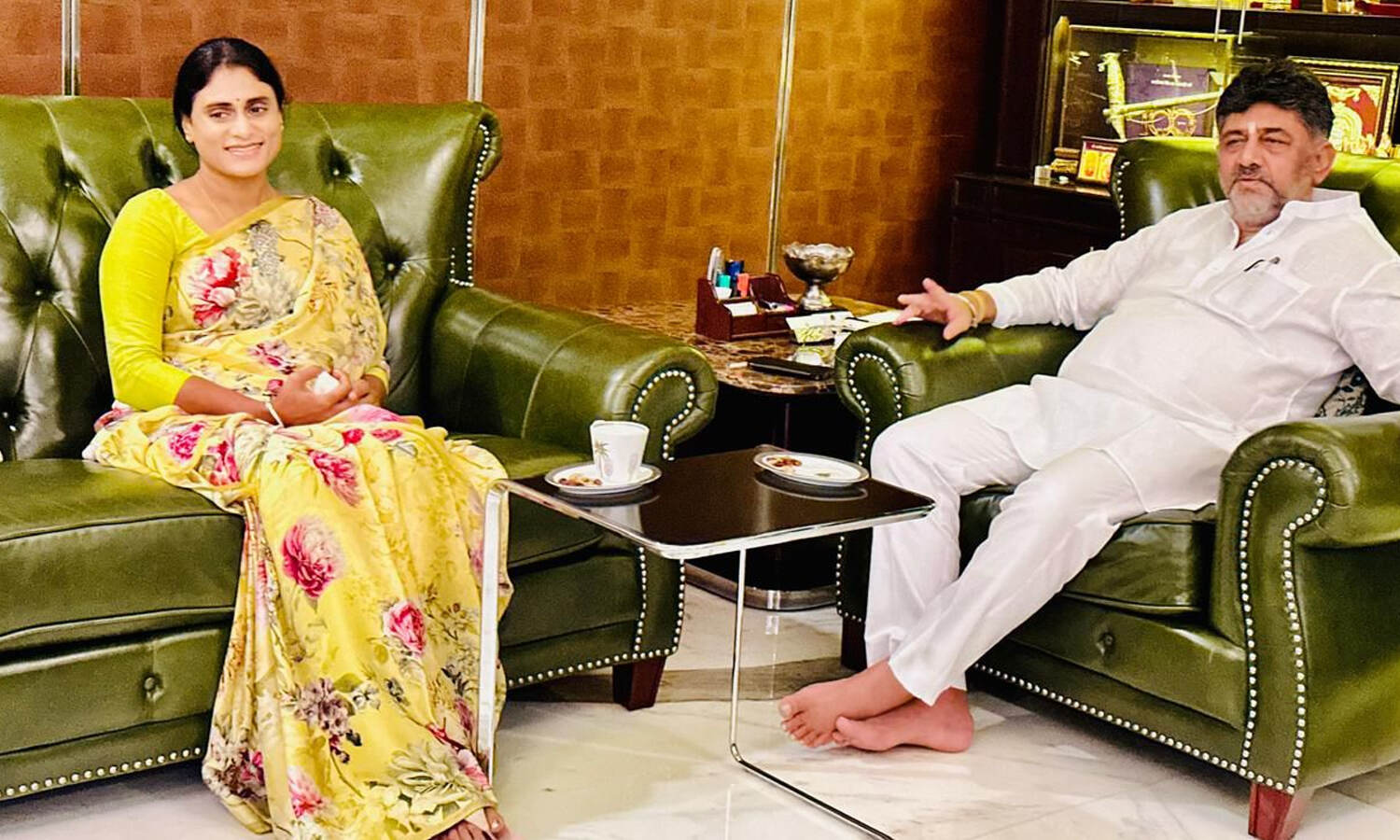 Ys Sharmila : డీకే తో షర్మిల భేటీ.. అన్ని విషయాలపై క్లారిటీ వచ్చినట్లేనా? | apcc chief ys ...