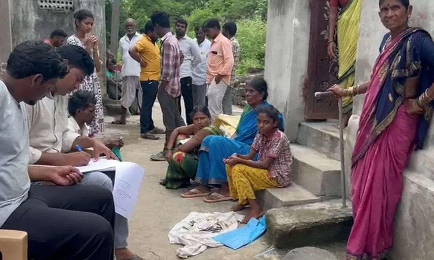 హార్ట్ బ్రేకింగ్.. తల్లి అంత్యక్రియల కోసం చిన్నారి బిక్షాటన ...