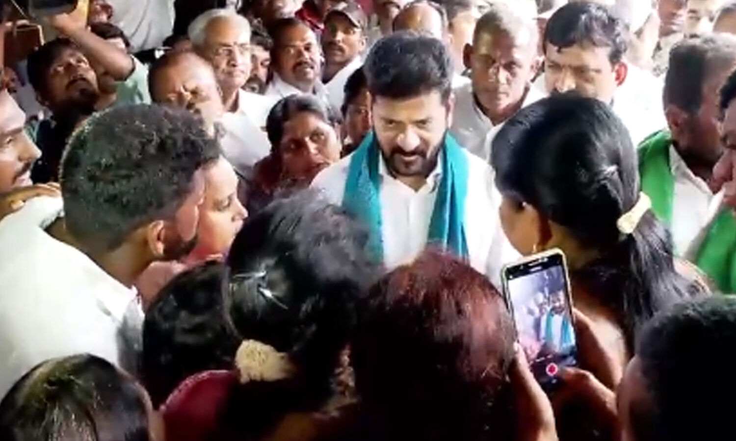 Revanth Reddy : వరదల్లో మృతి చెందిన సైంటిస్ట్ కుటుంబానికి రేవంత్ ...