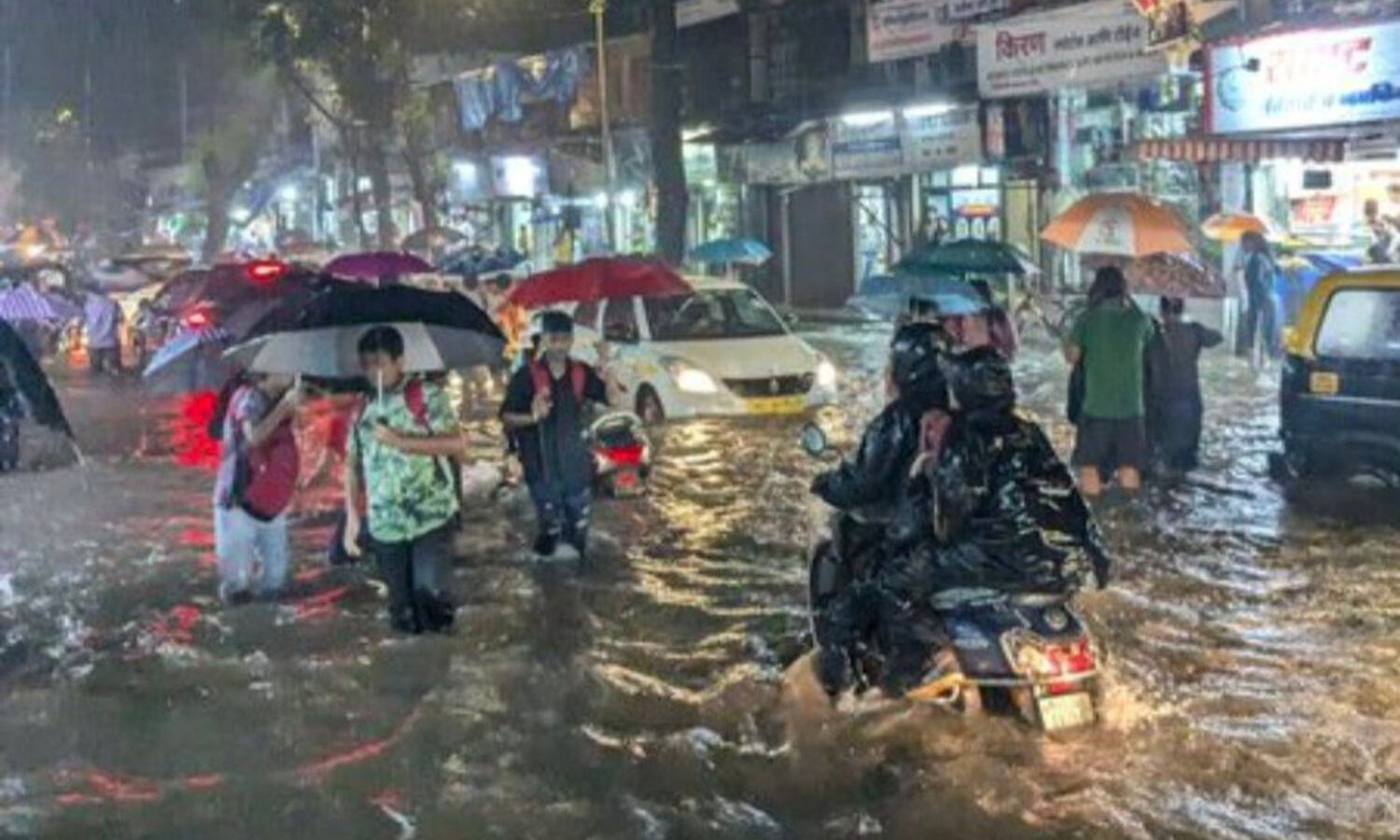 Heavy Rains : భారీ వర్షాలకు పాఠశాలలకు సెలవులు | it is raining heavily ...