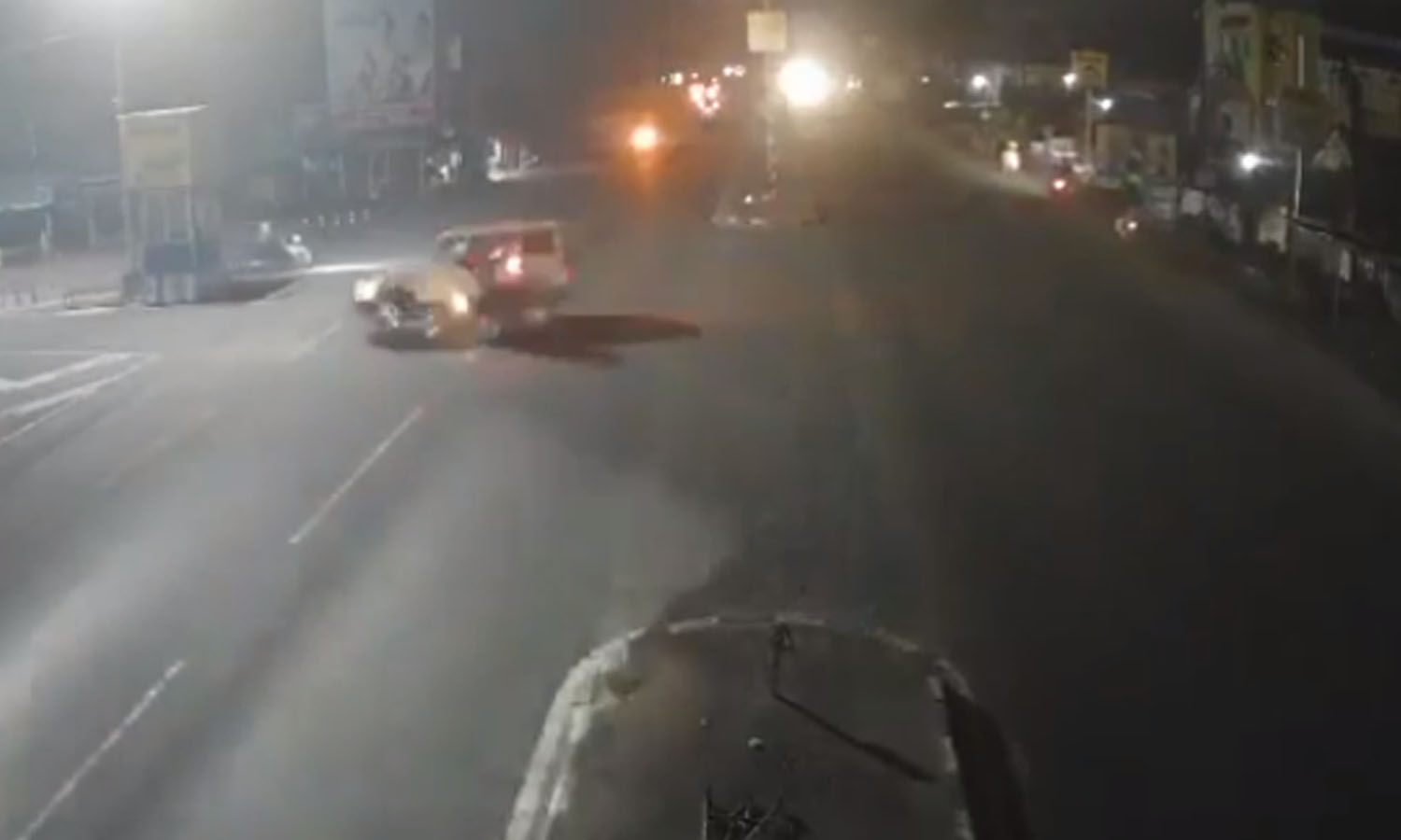 షాకింగ్ యాక్సిడెంట్.. నెట్టింట వైరల్ | shocking accident took place in ...