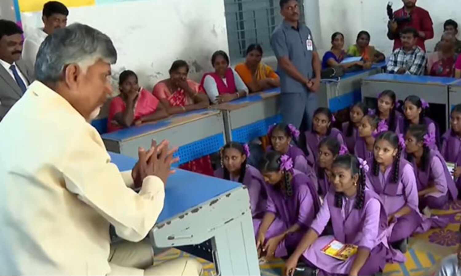 Andhra Pradesh : బాపట్లలో అనుకోని ఘటన..చంద్రబాబును ప్రశ్నించిన లోకేష్ | chief minister ...