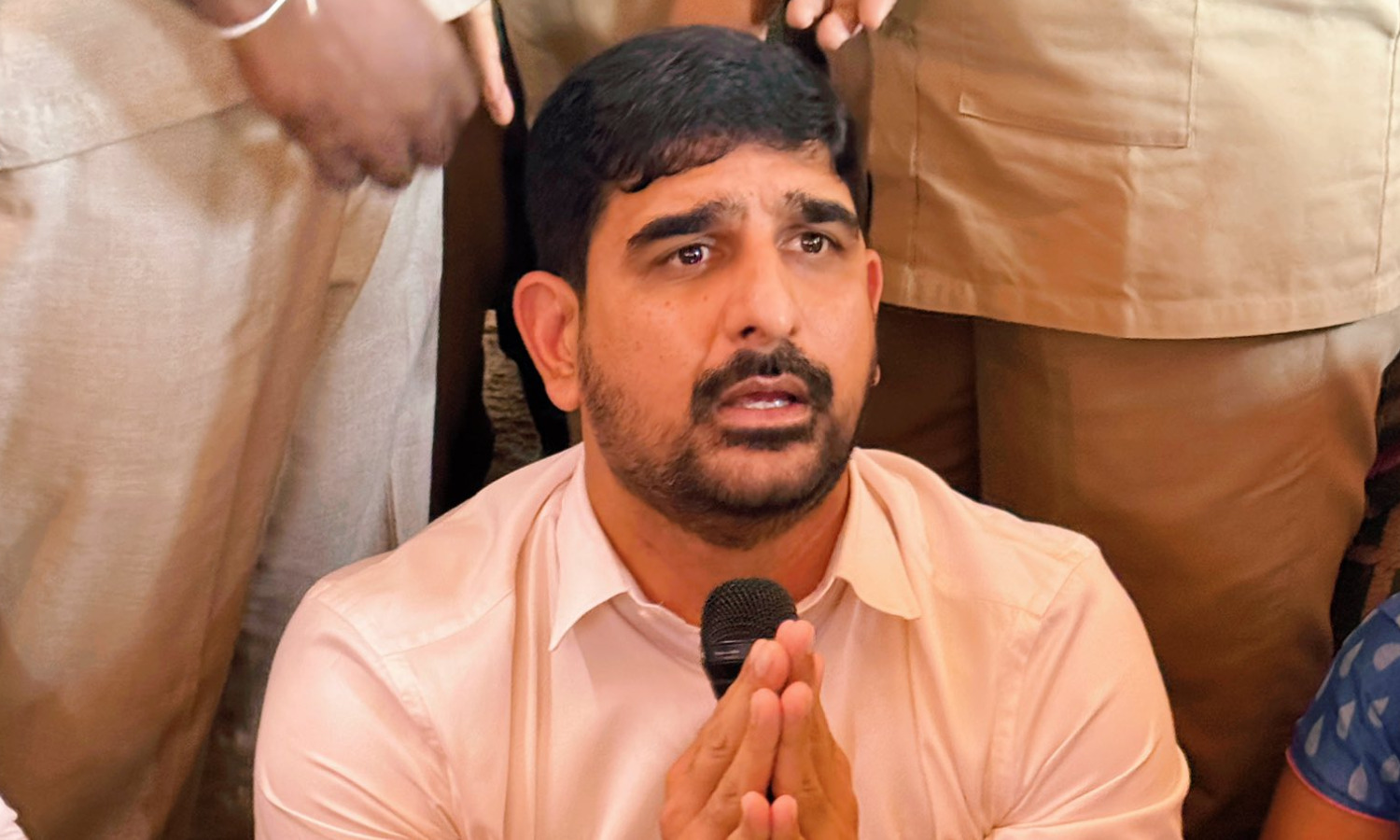 ఎమ్మెల్యే కౌశిక్ రెడ్డిపై టమాటాలు | congress workers threw tomatoes at ...