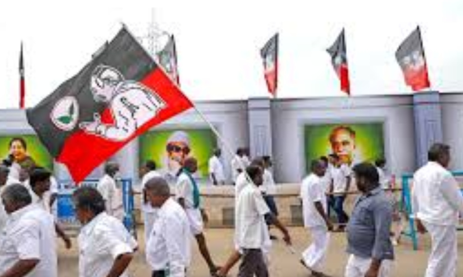 Tamilnadu : తమిళనాడులో కార్యకర్తలకు బంపర్ ఆఫర్.. గోల్డ్ కాయిన్ | in ...