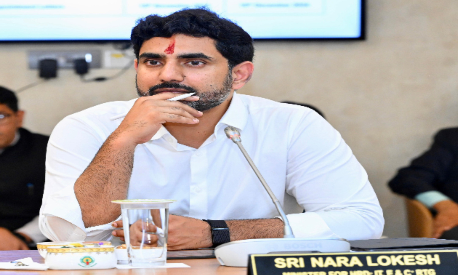 Nara Lokesh : అధికారులపై నారా లోకేశ్ సీరియస్.. షోకాజ్ నోటీసులు జారీ | minister nara lokesh ...