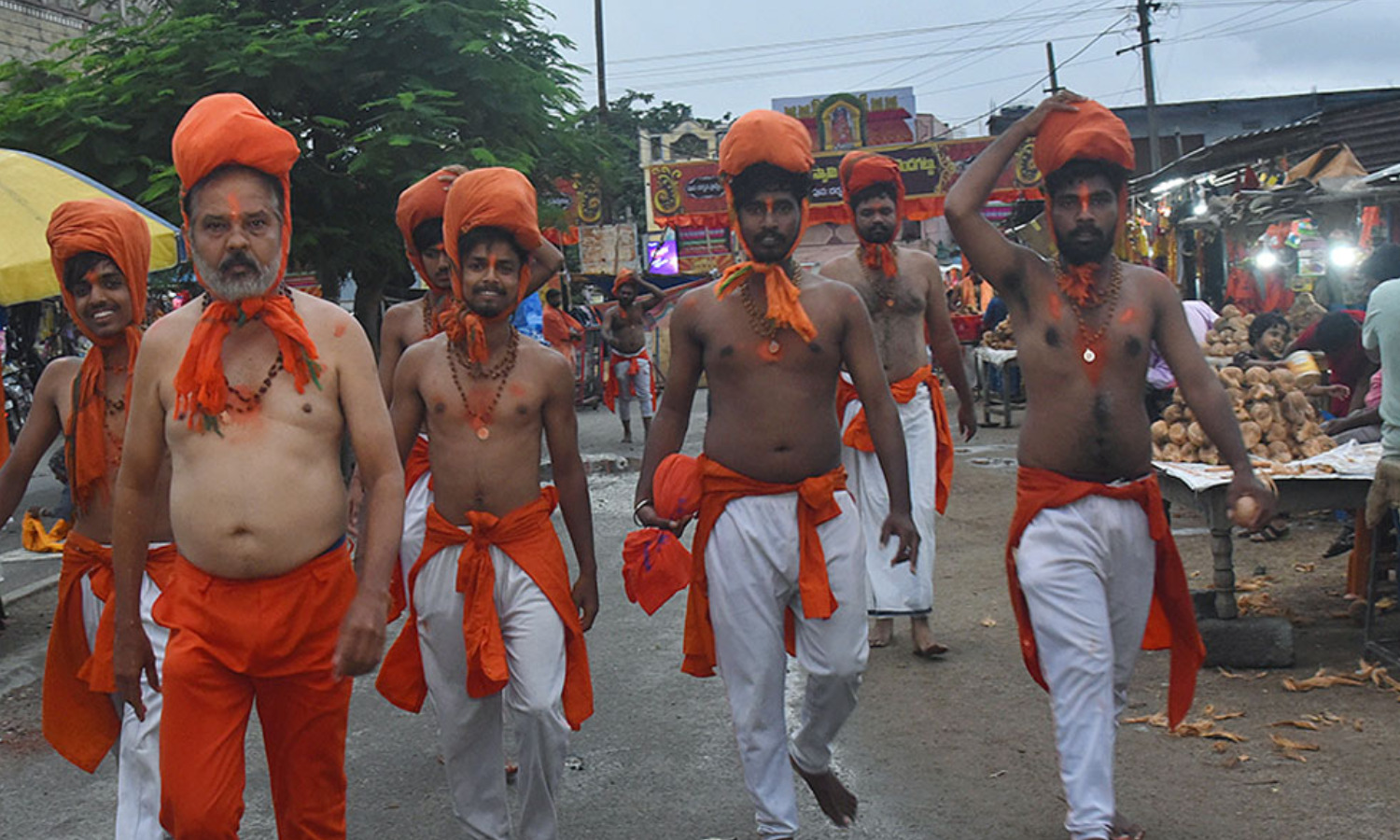 కొండగట్టుకు పోటెత్తిన భక్తులు | devotees flocked to the kondagattu ...