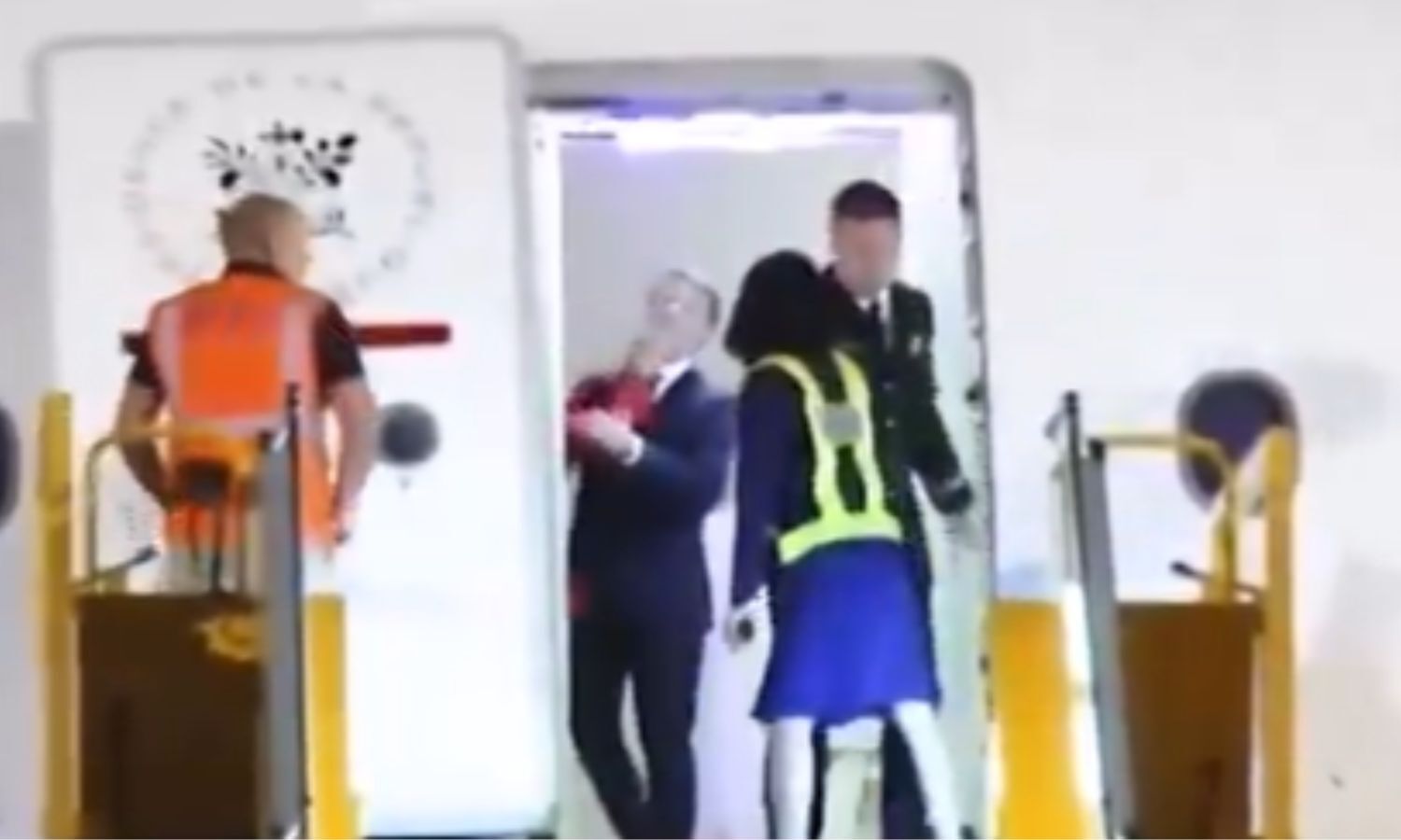 ఫ్రాన్స్ అధ్యక్షుడికి భార్య చేతుల్లో దెబ్బలు.. అందరూ చూసేశారుగా!! | The ...