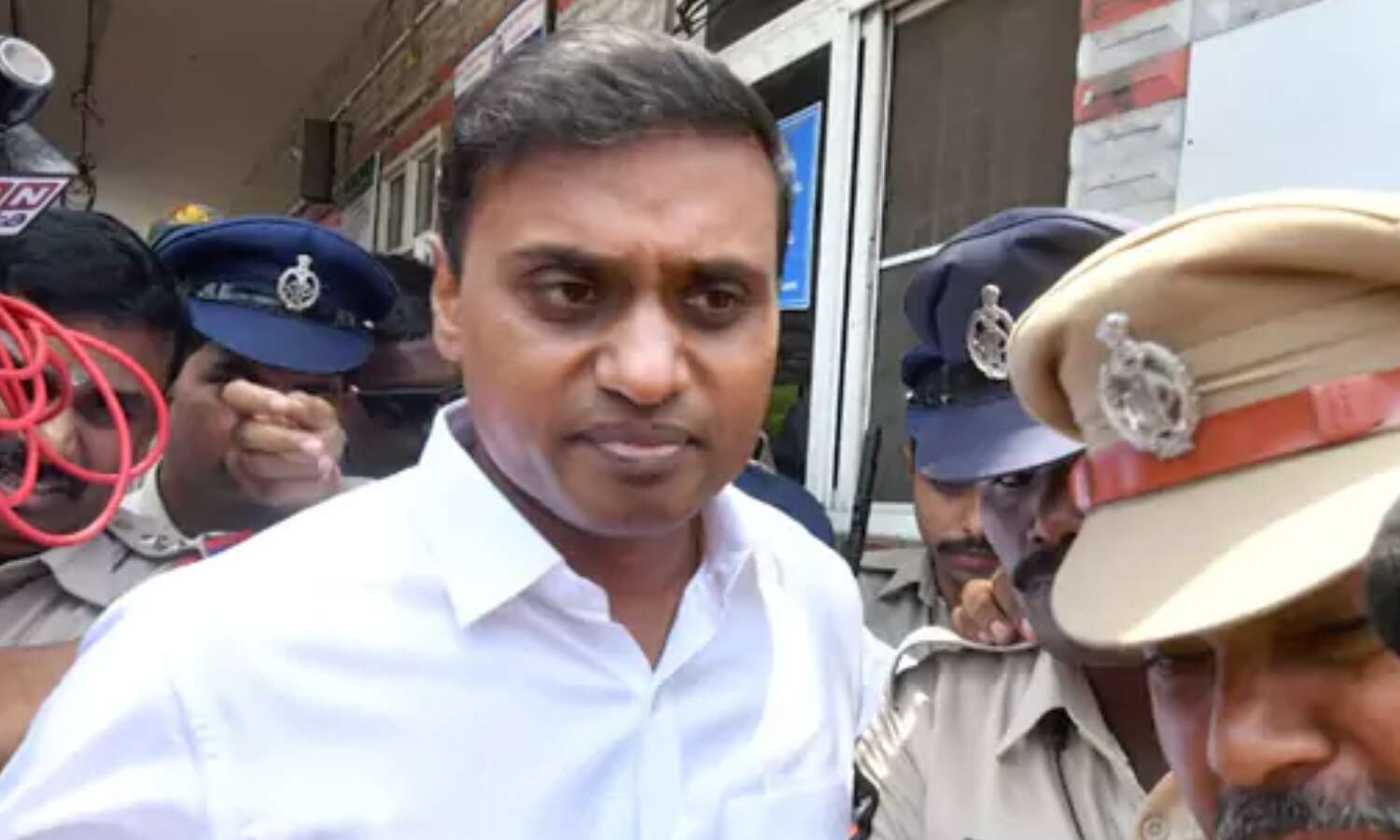 Breaking : మిధున్ రెడ్డికి రిమాండ్ | ycp mp midhun reddy was produced ...