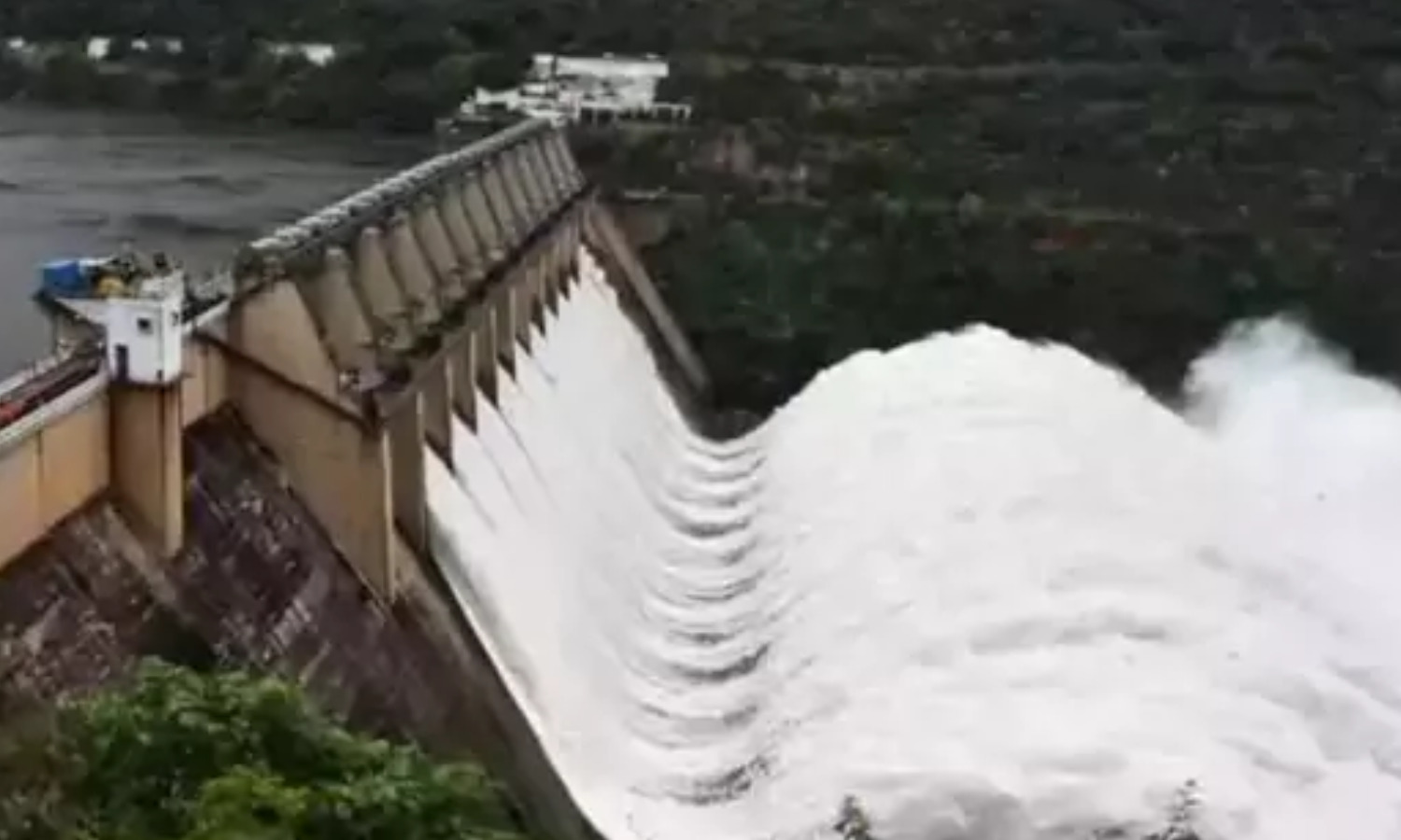 Srisailam : శ్రీశైలం ప్రాజెక్టుకు కొనసాగుతున్న వరద | flood flow to the ...